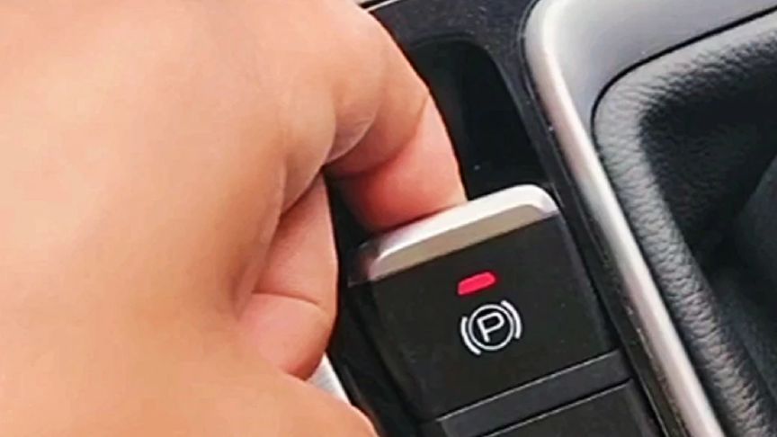 车辆行驶中刹车失灵,如何正确使用电子手刹,才能保护安全!