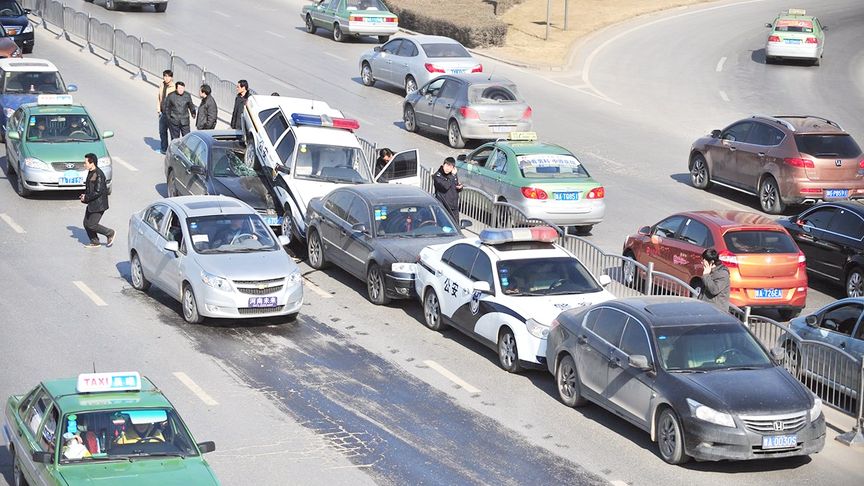 高速上发生连环追尾,责任究竟该怎么划分?这回终于知道了