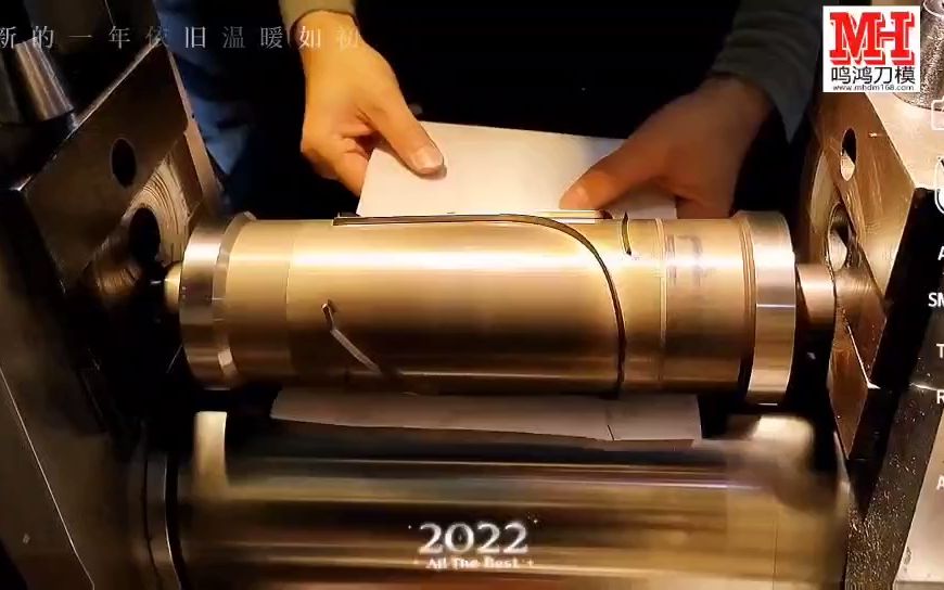 快过年了,口罩刀模订单太多了,师傅各个都加班干!--鸣鸿刀模