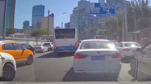 路怒症!都不是省油的灯,这样的路怒司机少一个是一个!