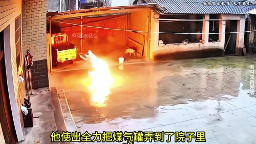 煤气罐突然着火了,还好邻居家里有灭火器