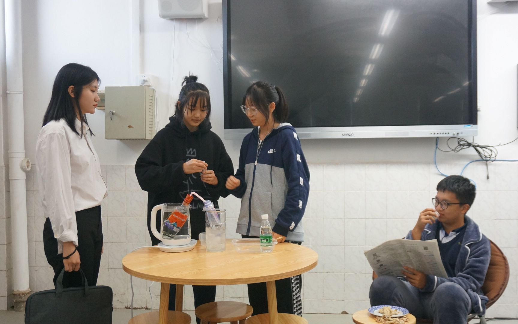 [2020年家庭化学实验100秒]《浓浓醇厚溢 齐齐来抗疫》