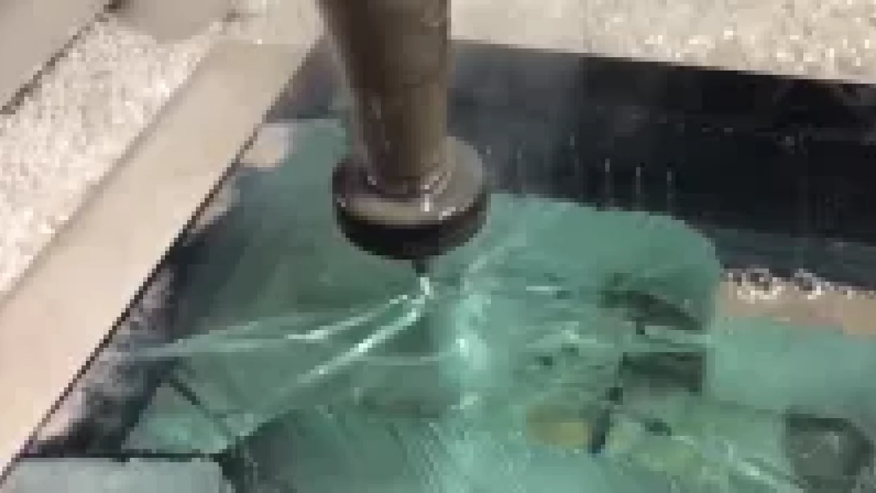 老外用钢化玻璃测试水刀的威力,看效果跟切豆腐差不多?