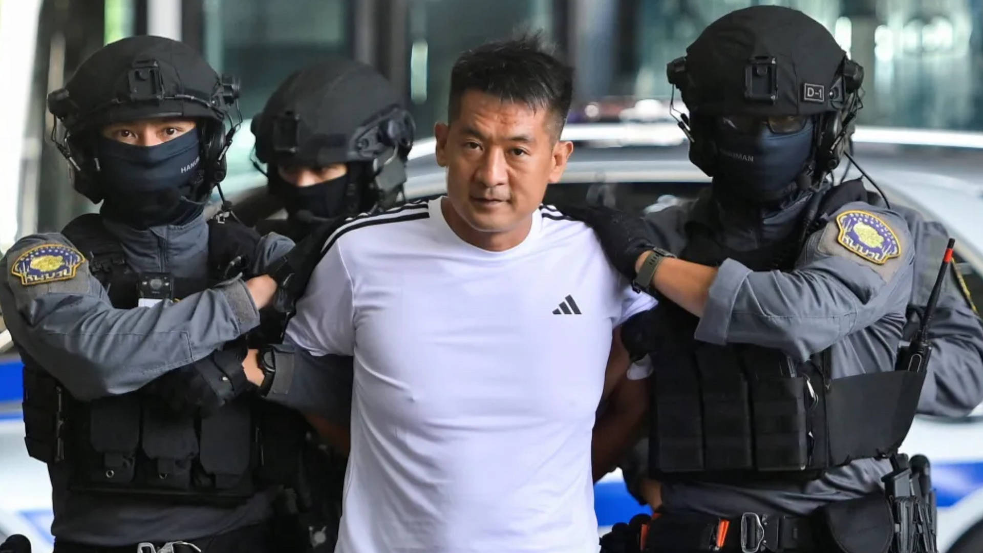 "KK园区"头目被引渡回国受审!昔日杀人虐待无恶不作,被抓后却腿软了