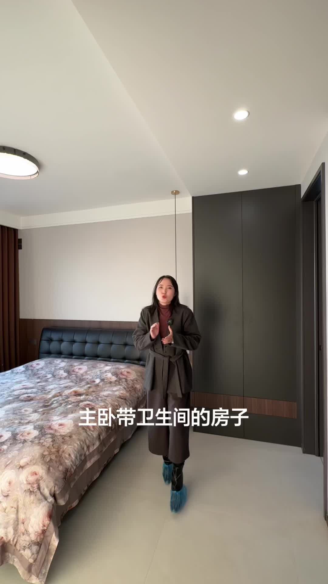 主卧带卫生间应该怎么样设计呢?可以参考这个家的设计,显空间不压抑...