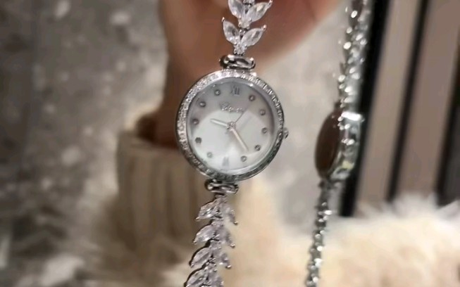 ...手表爆款尺寸:29mm 机芯:进口石英机芯 30米深度防水。太美了表盘...