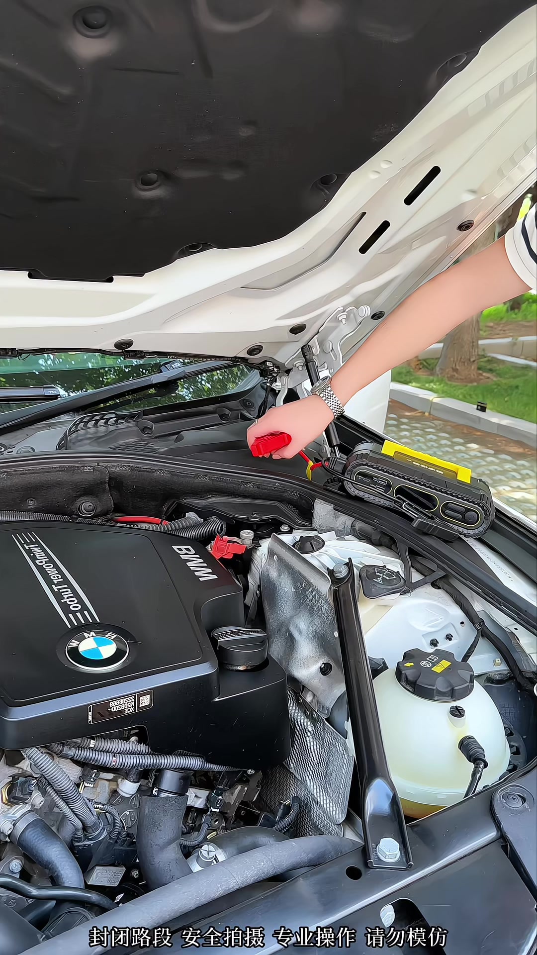 ...这款汽车应急电源,能打火能给轮胎打气检测胎压,还能当照明灯充电宝...