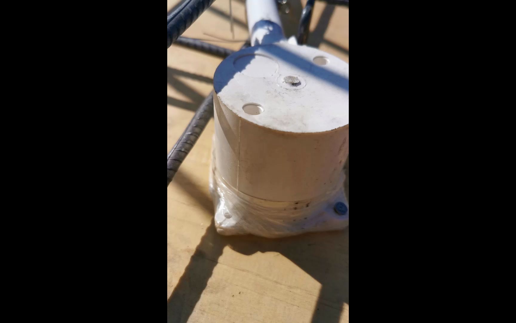 板面预埋灯线盒浇筑混凝土时注意事项