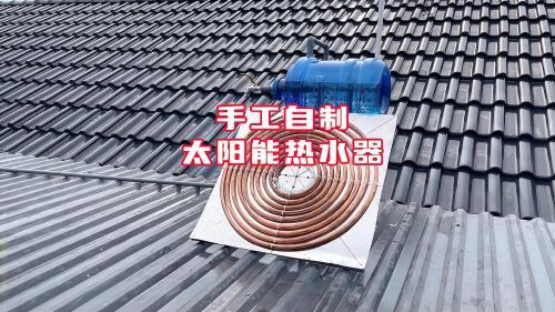 男人利用储水桶与水管自制了一台热水器,还不用油不用电太牛了