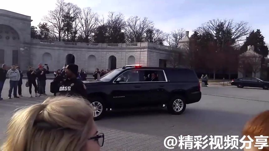 美国新任总统出访时,虽然没陆军一号,但是安保车队也是相当气派