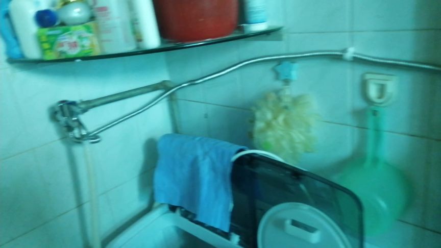 昨天请师傅安装了新飞热水器,卫生间小了,差点没地方装了!