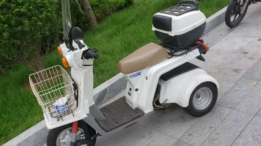 本田不倒翁,自带平衡,排量49cc油耗1l!绝对比电动车香!