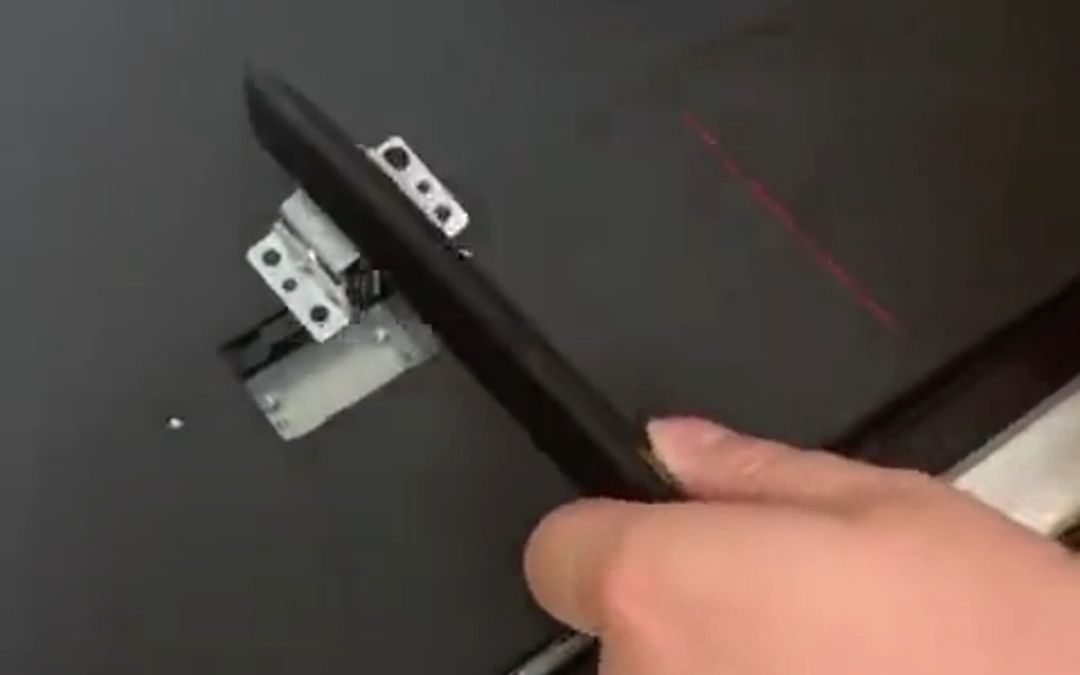 电脑显示屏 显示器支架安装 拧螺丝教程