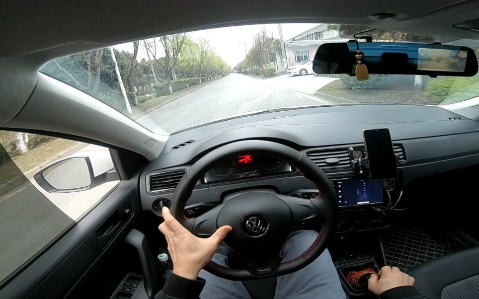 开手动挡桑塔纳日常,防厂区路口出来的车辆,减速鸣笛