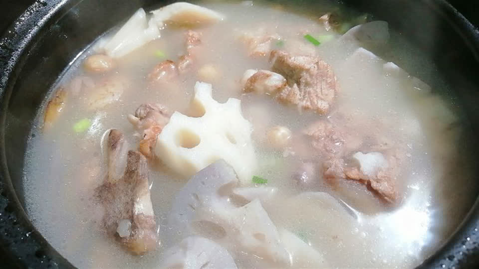 手把手教你做莲藕排骨汤,营养美味,粉嫩软绵,吃完还想吃