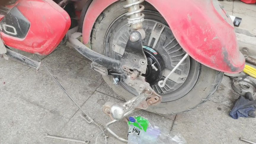 电动车换套刹车只需要10钟搞定,老师傅教你不求人,人人都能维修