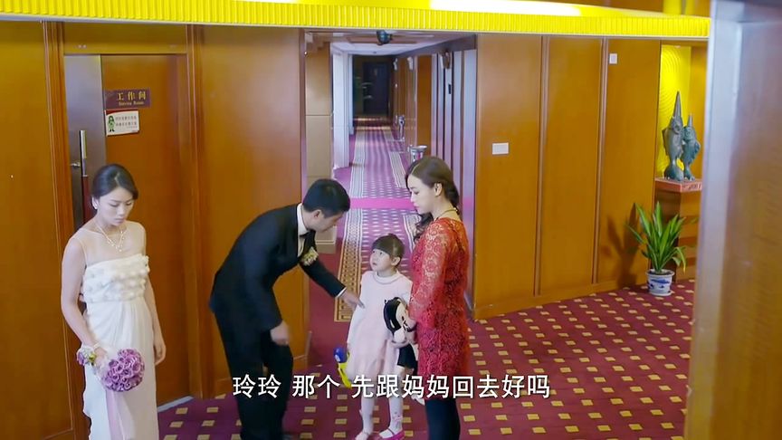 婚礼现场主持人宣布倒计时,结果新人却迟迟未到,竟然是前妻来了