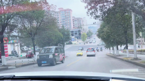 媳妇信用卡欠了10万都还没还,又悄悄去办了一张,气得小伙发飙