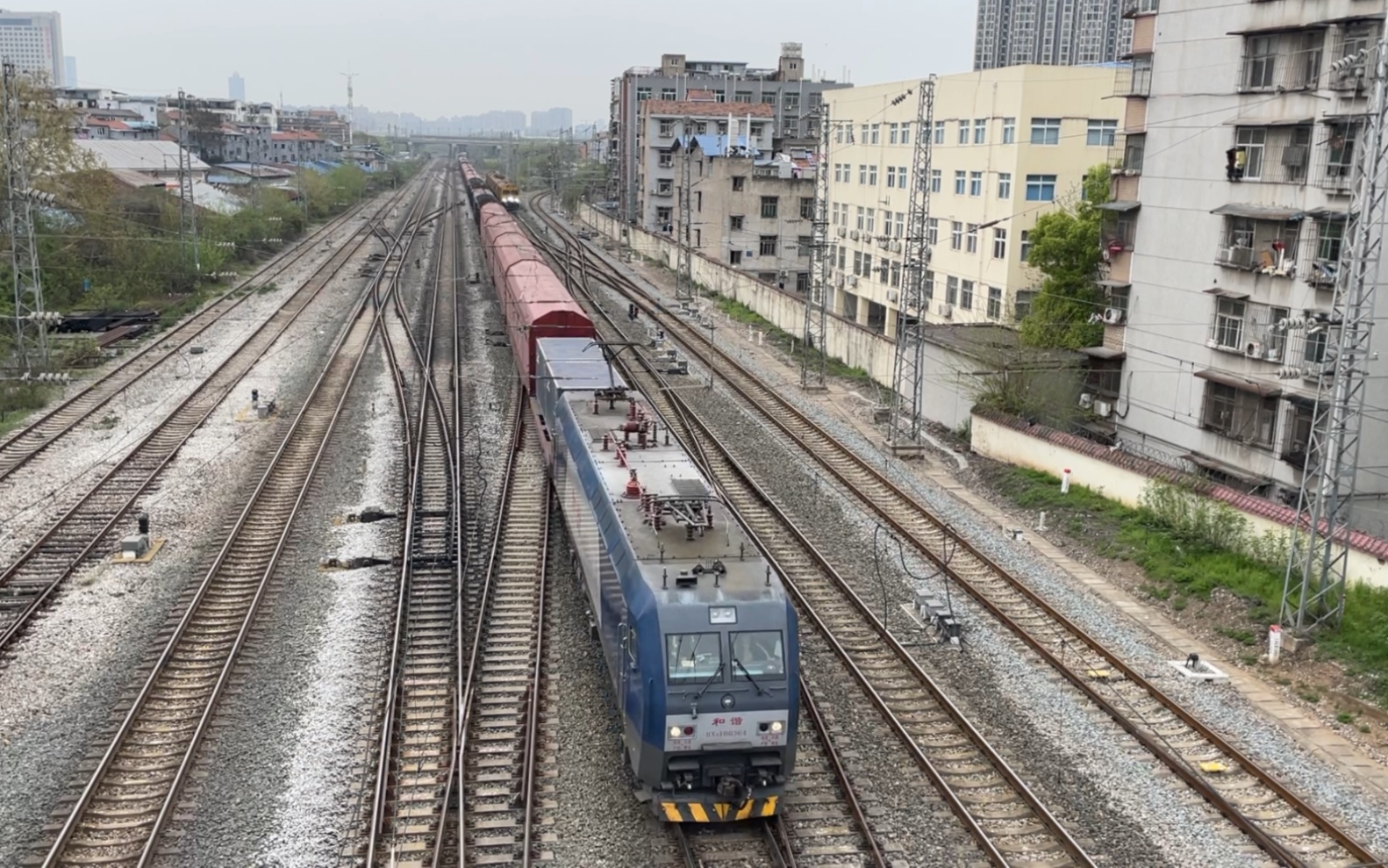 武局江段HXD1B0364牵引集装箱JSQ6凹底双层运输汽车专用车棚车...