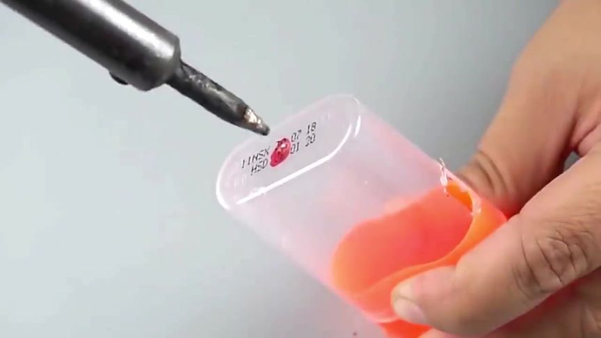 小伙用塑料盒制作制作成飞机模型,做工精致,看完赶快做一个!-