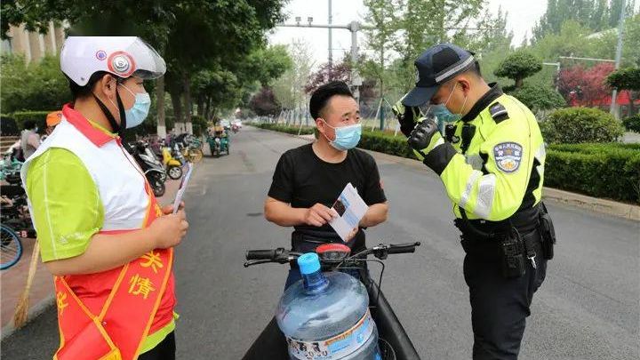骑电动车不戴头盔要罚款吗?各地规定不一,多以劝导为主