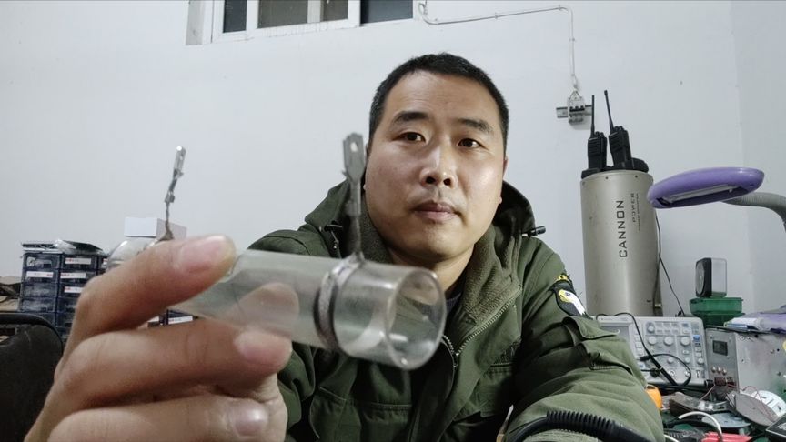 玻璃管两端通电,功率达到800多瓦,瞬间加热流过的水,很神奇呀