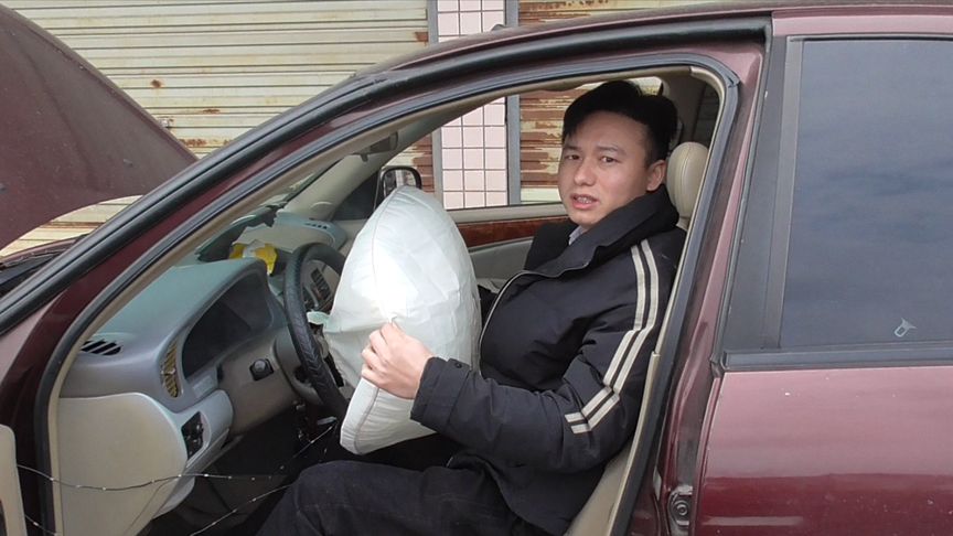 看看安全气囊的内部结构和气囊爆破时的整个过程