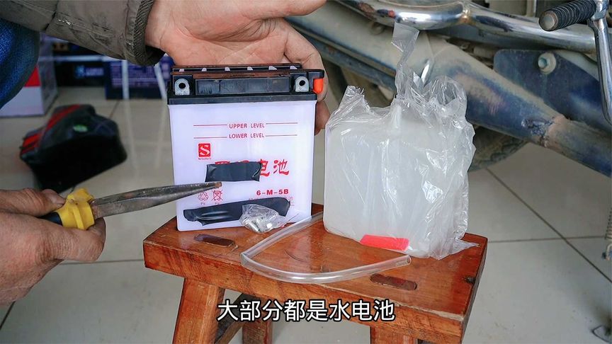 摩托车新电池,首次加电解液有没有技巧?看修车师傅是怎么说的