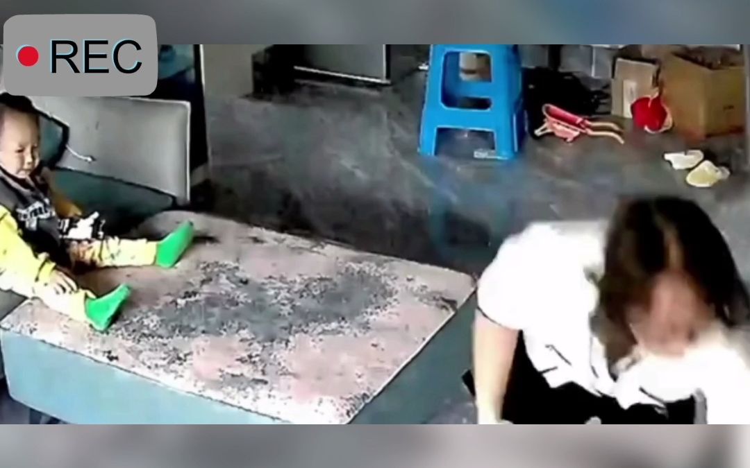 惊现逃过一劫!孩子哭闹引来母亲照顾,随后厨房煤气罐爆炸。