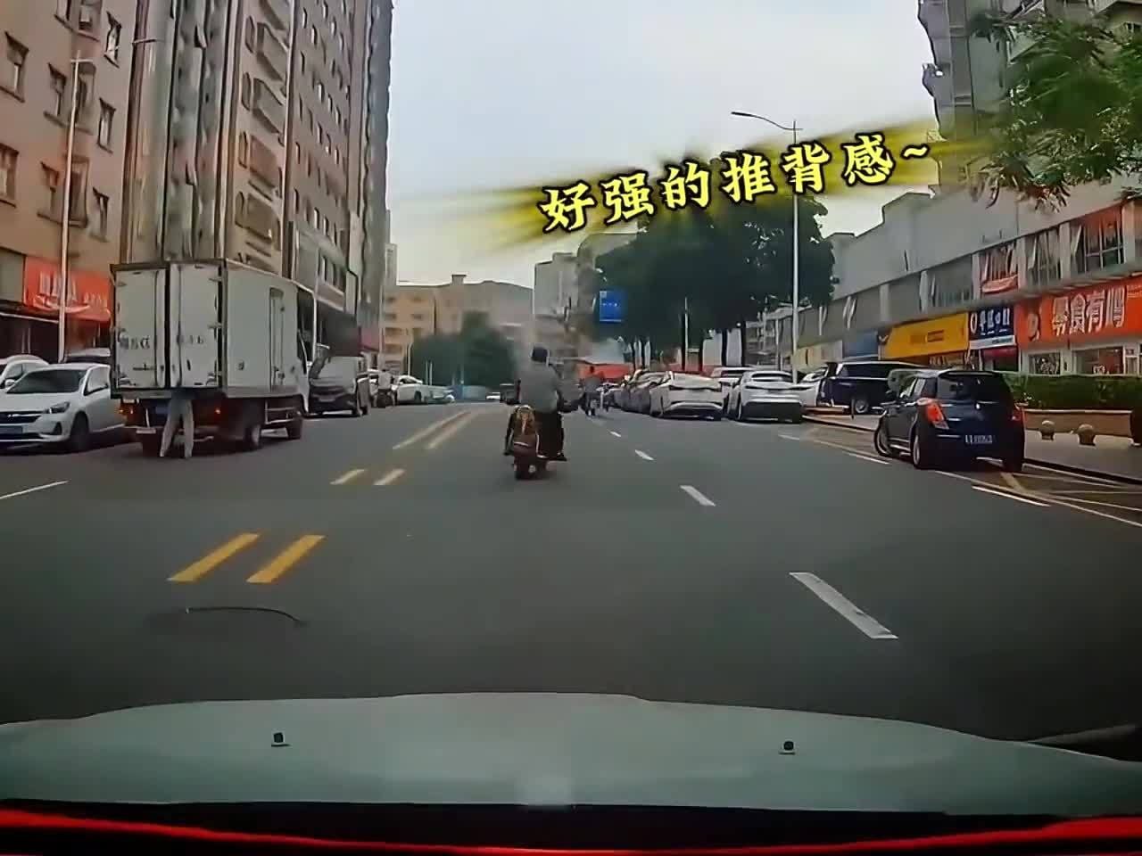 小曲一响,车祸现场!那些被监控记录下的离谱车祸现场