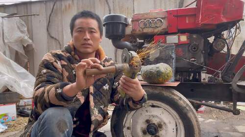 惊险瞬间!小伙角磨机切钢化玻璃当场炸裂,安全操作太重要!