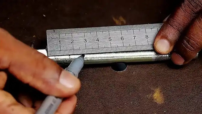这种门锁我是第一次见,没有钥匙孔,拧动几下螺母就打开了 2