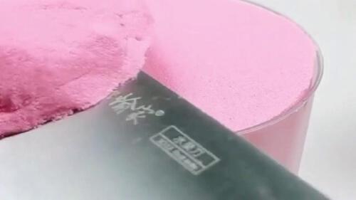 直接用刀刮下来,再放进冰箱,这个操作看着是不是很解压?