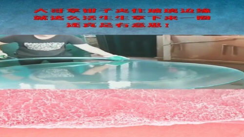 大哥拿钳子夹住玻璃边缘,就这么活生生拿下来一圈,还真是有意思!