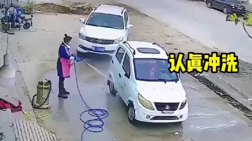 对服务不满意?洗车时电动汽车自己启动开走,无人驾驶看懵老板