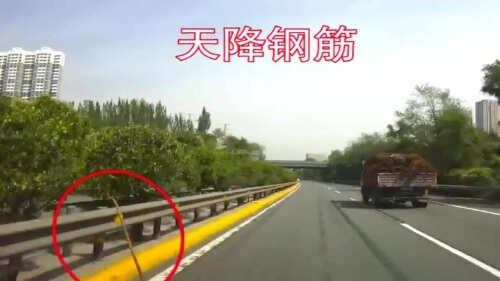 行车记录仪:一个敢掉,一个敢拦,高速行车竟然这么鲁莽?