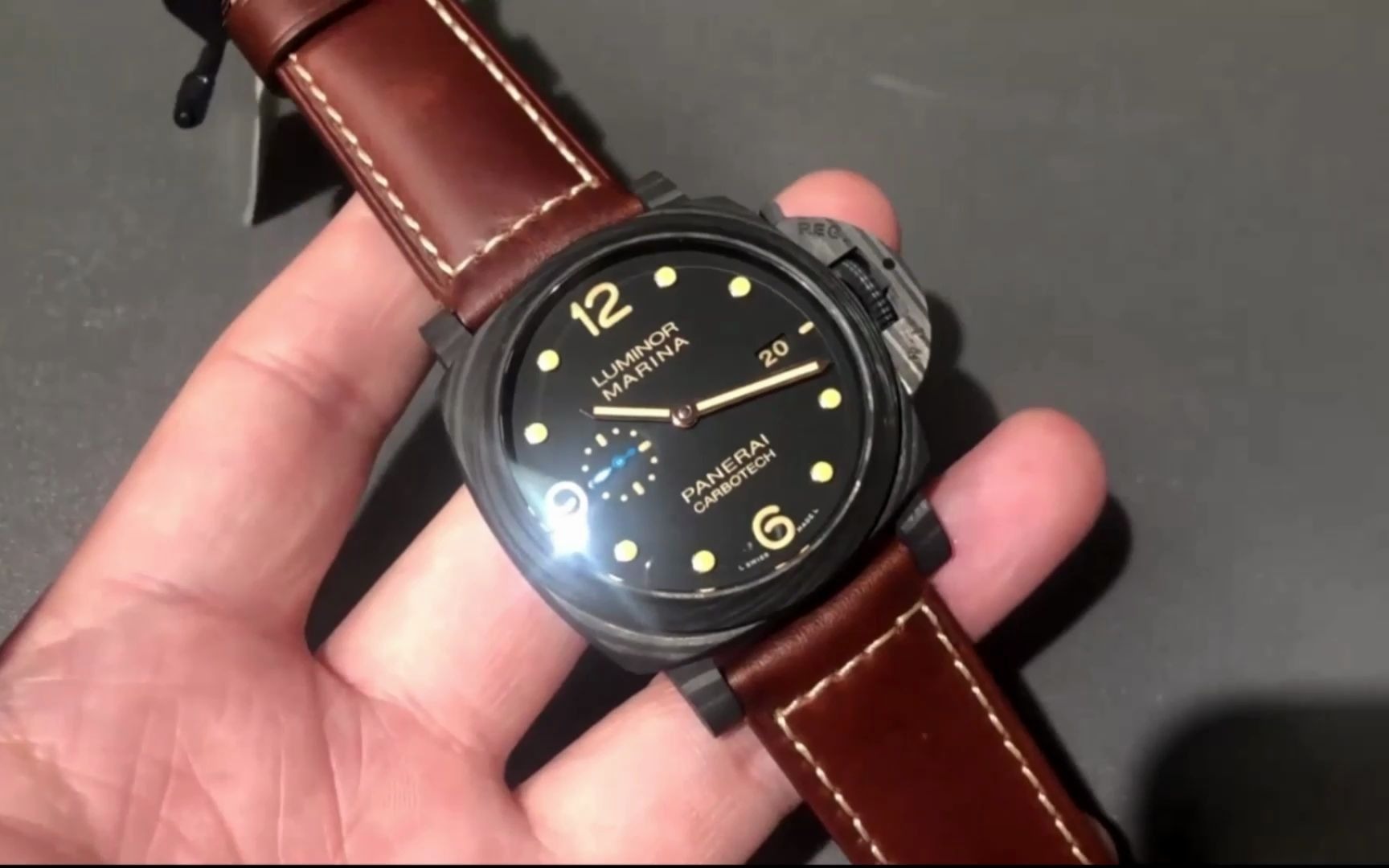 更耐磨更轻盈的VS沛纳海PAM00661复古腕表评测,,密底无破绽,碳纤维...