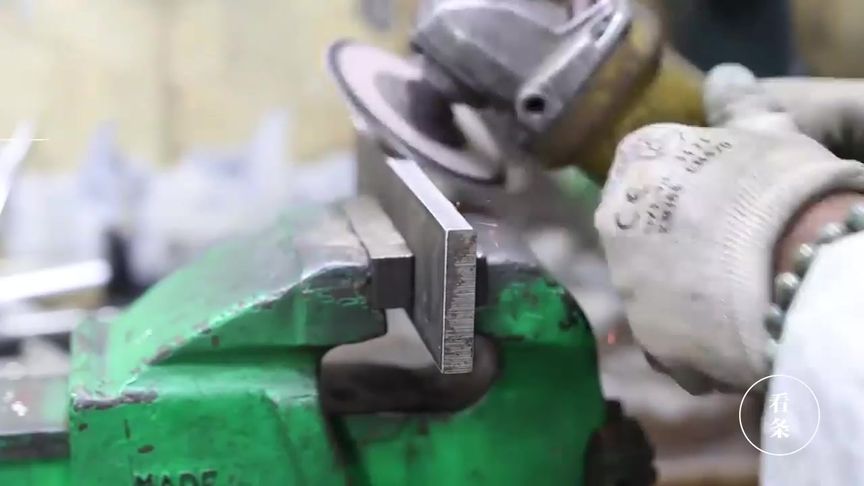 不是所有工具都要买,像这种折弯器完全可以自己做,实惠又好用