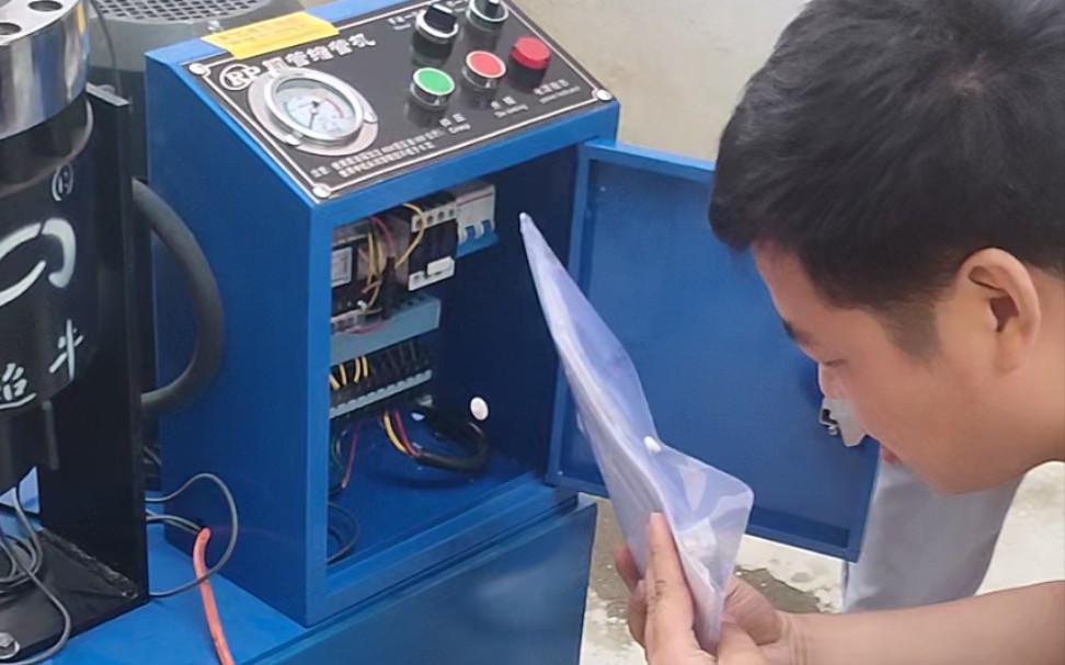 这是森超牛缩管机送到工地卸车讲解液压设备压管机使用注意事项