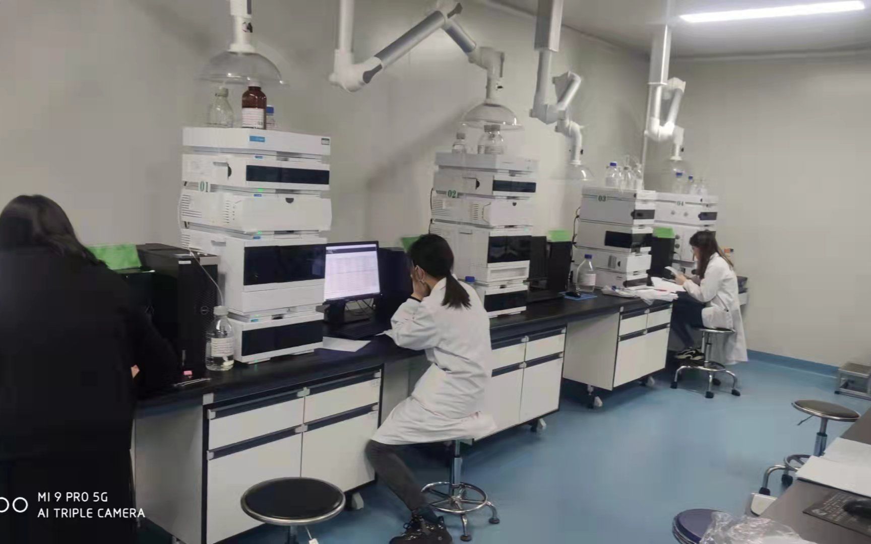实验台、万向罩、药品柜等实验室设备安装完毕,已投入使用
