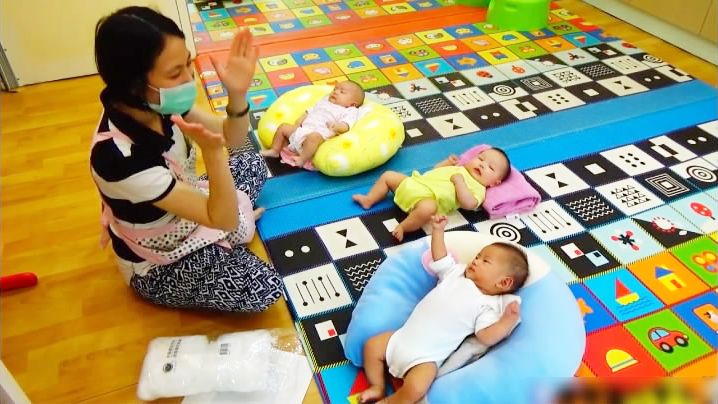 小宝宝在婴儿托管中心的生活实录,午睡前老师还在给宝宝们上课!