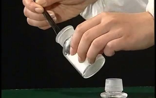 碳酸氢铵溶液跟饱和食盐水的反应