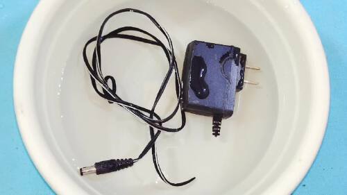 真没想到,把路由器电源泡进水里,通电后用途竟然这么大,涨见识