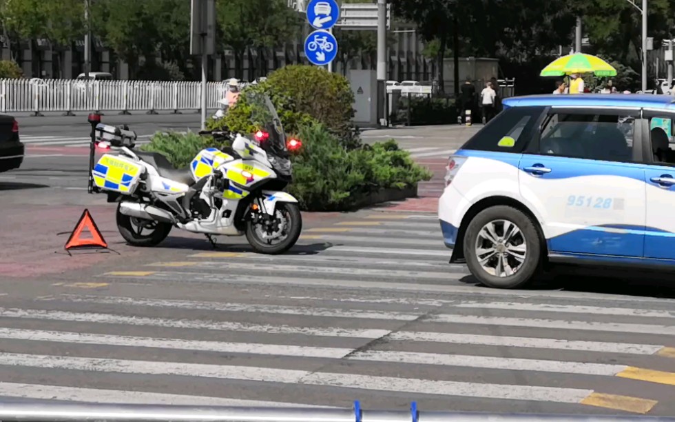 事故纪实!交警处理一起由于行人闯红灯引发的交通事故