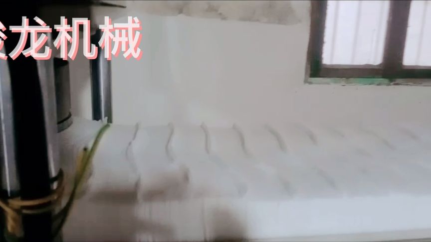 全自动打线打孔床单机,一次性美容床单机,无纺布床单现场调试