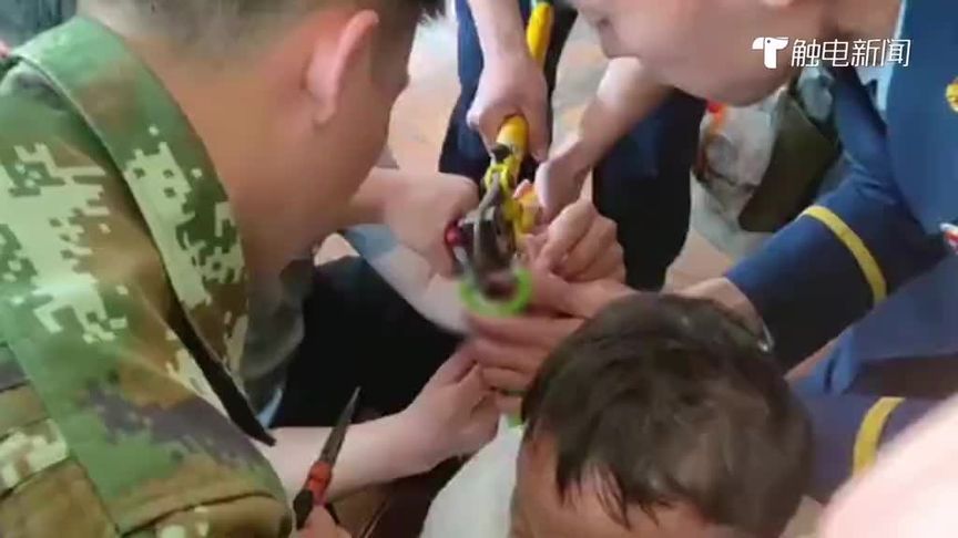 疼!削皮刀“咬”幼儿拇指 几乎断掉