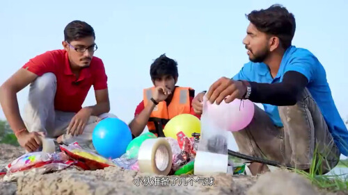 印度小伙奇葩实验,拿100包薯片做橡皮艇,下水瞬间有些羡慕!