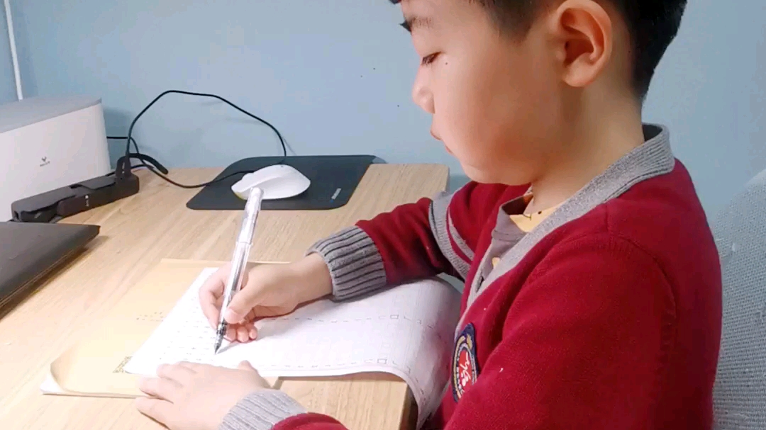 钢笔写字,小朋友一起学习握笔坐姿。养成正确握笔的好习惯,轻松写好...