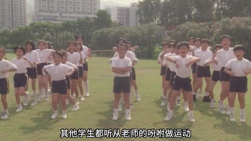 小孩哥无意中投掷标枪,旋即让在场的老师和同学们惊呆不已