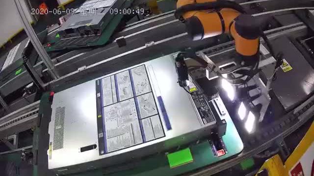 华为服务器量产中,遨博机器人搭配视觉系统
